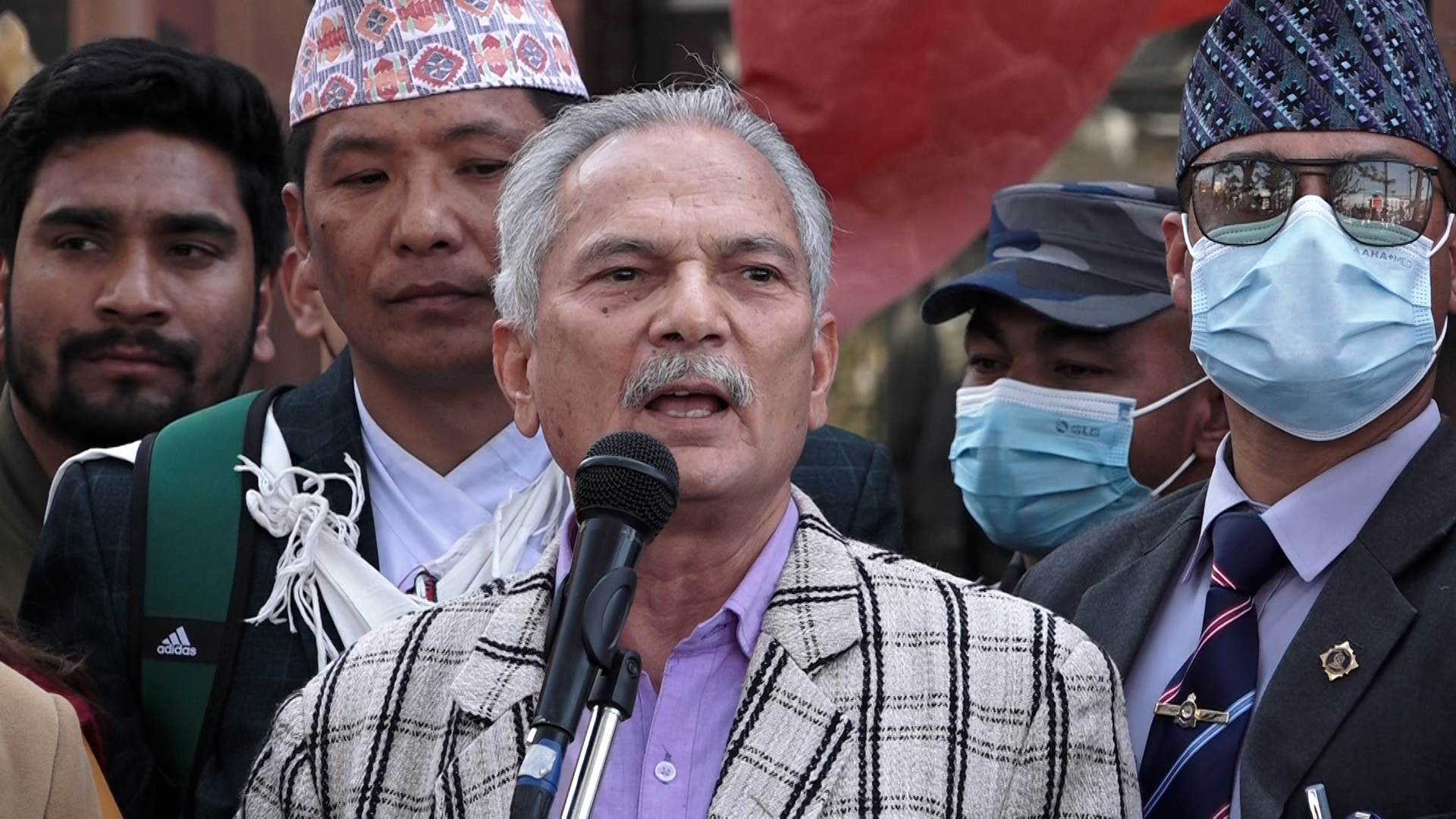 तीनवटा टाउकेहरुले आफूलाई छोटे राजा जस्तो देखाउन खोज्छन् : अध्यक्ष भट्टराई - Hulak Post