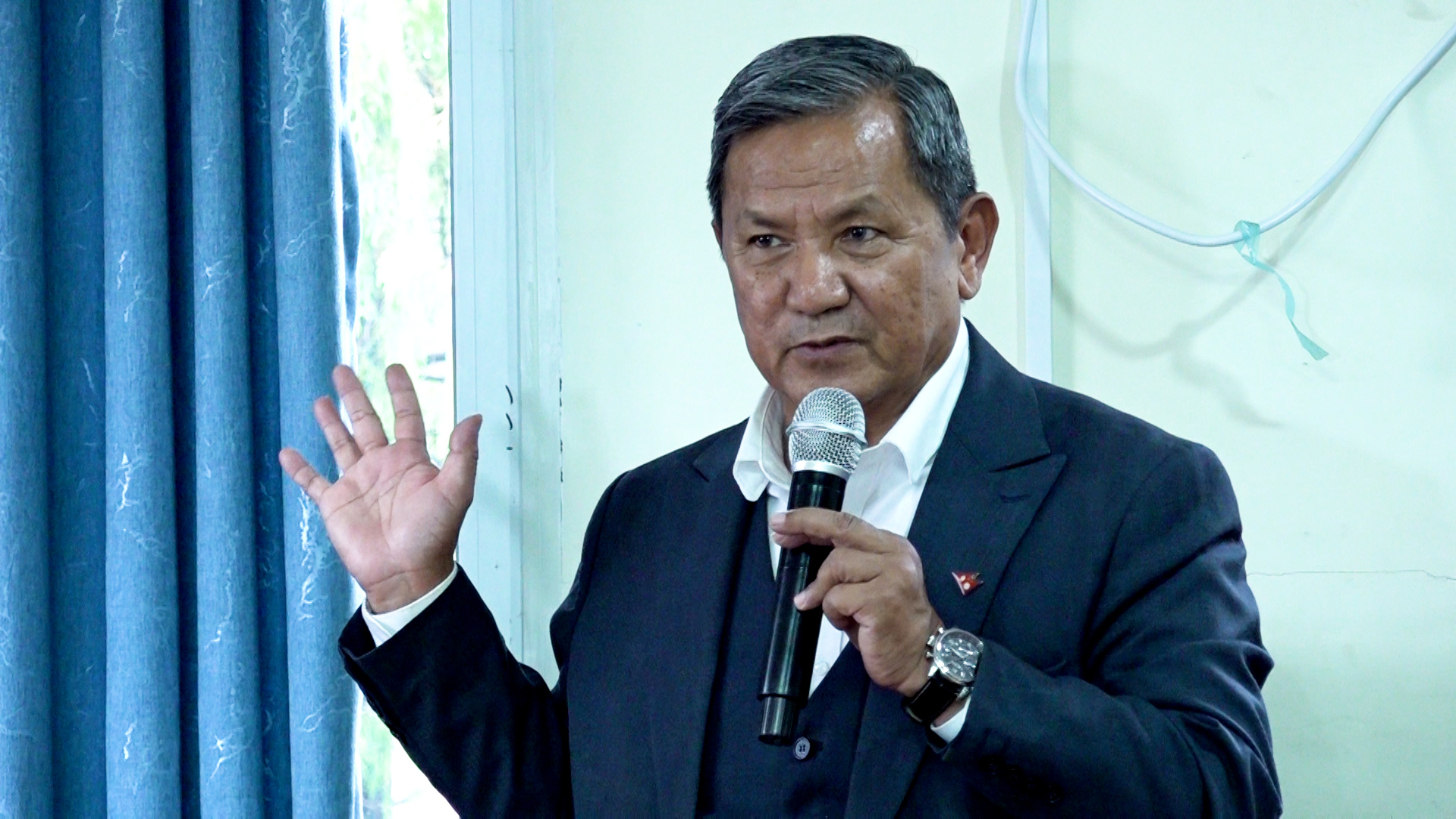 संचारमन्त्रीले गरे वंश गुरुङको प्रशंसा - Hulak Post